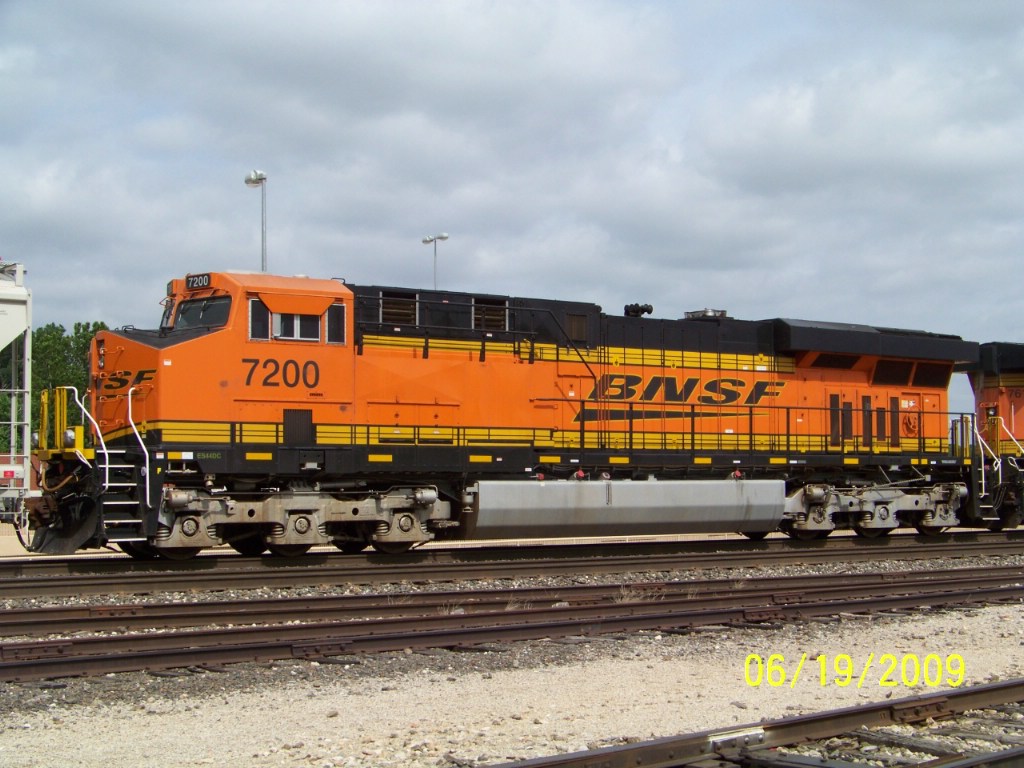 BNSF ES44DC 7200